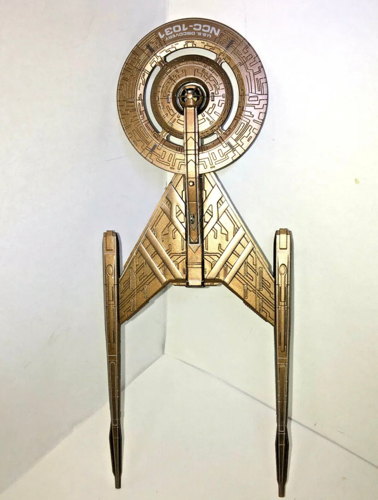 087. 2018/2024 USS Discovery | Hallmark Star Trek Ornaments