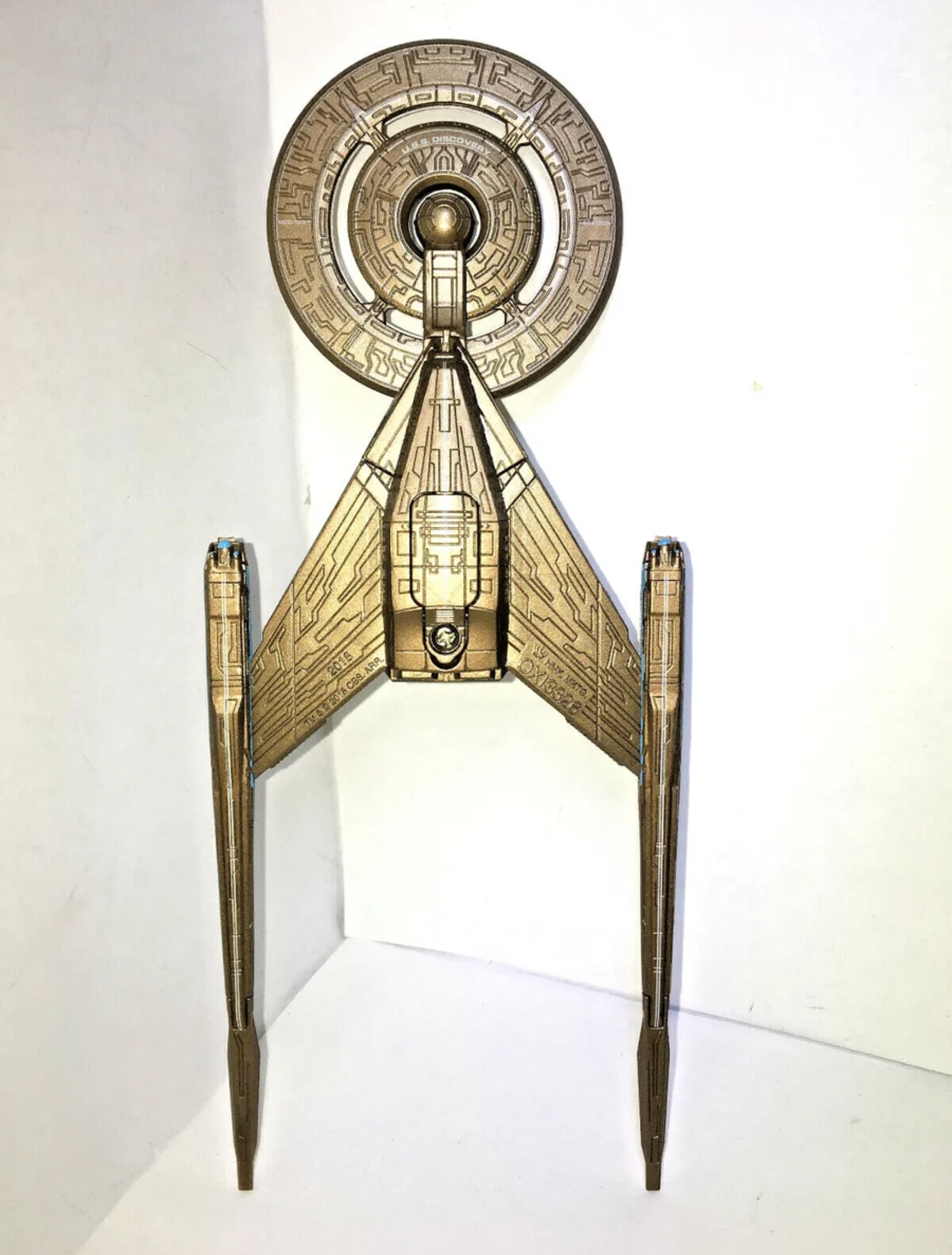087. 2018/2024 USS Discovery | Hallmark Star Trek Ornaments